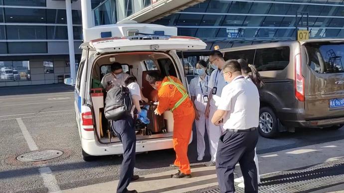 乘客在飞机上突然吐血抽搐，机组紧急备降七环视频澎湃新闻 The Paper