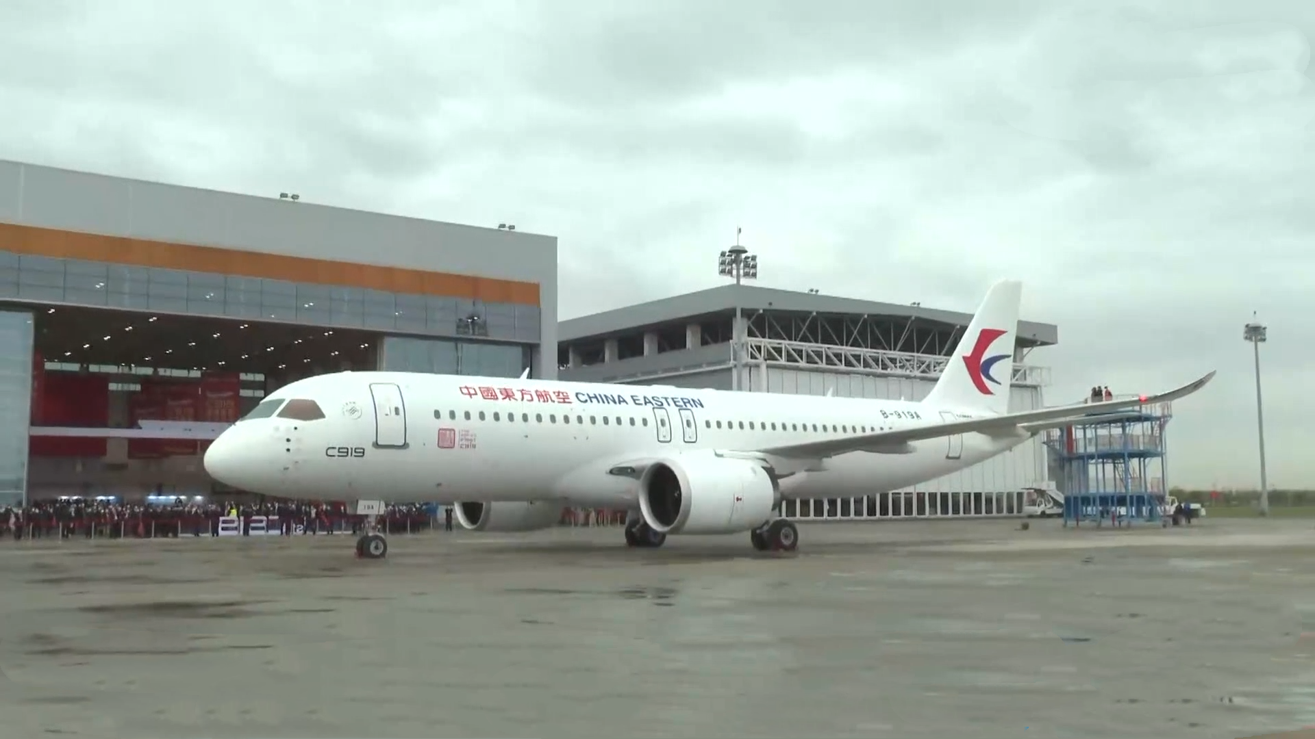 直播录像丨东航“提货”首架C919，记者登机体验_上直播_澎湃新闻-The Paper