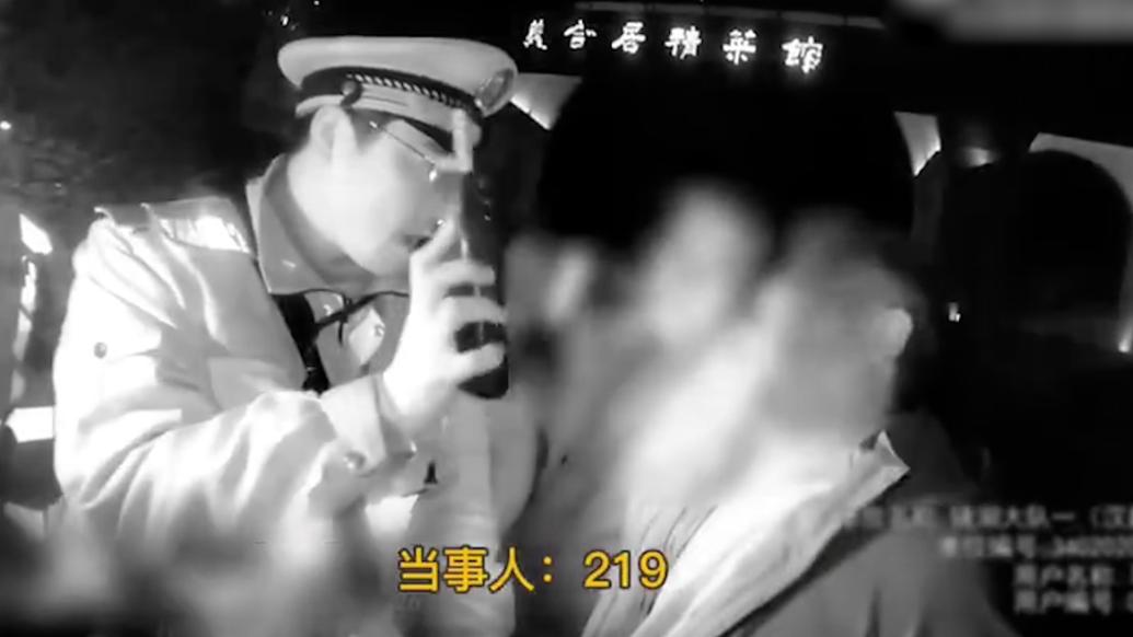 男子醉驾被查，质问交警： 你非要把我毁了是什么意思！”所有人澎湃新闻 The Paper