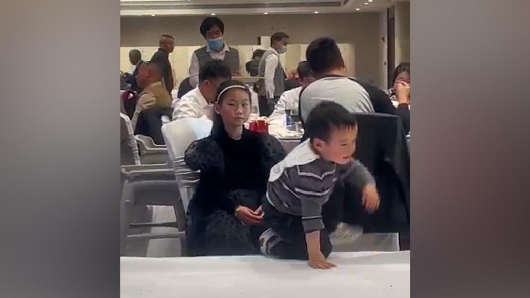 弟弟惹怒姐姐遭无情巴掌,妈妈:亲姐的血脉压制 关键帧 澎湃新闻 The Paper