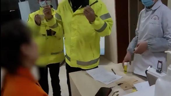 女子醉驾被查大闹医院, 男人没有一个好东西”所有人澎湃新闻 The Paper