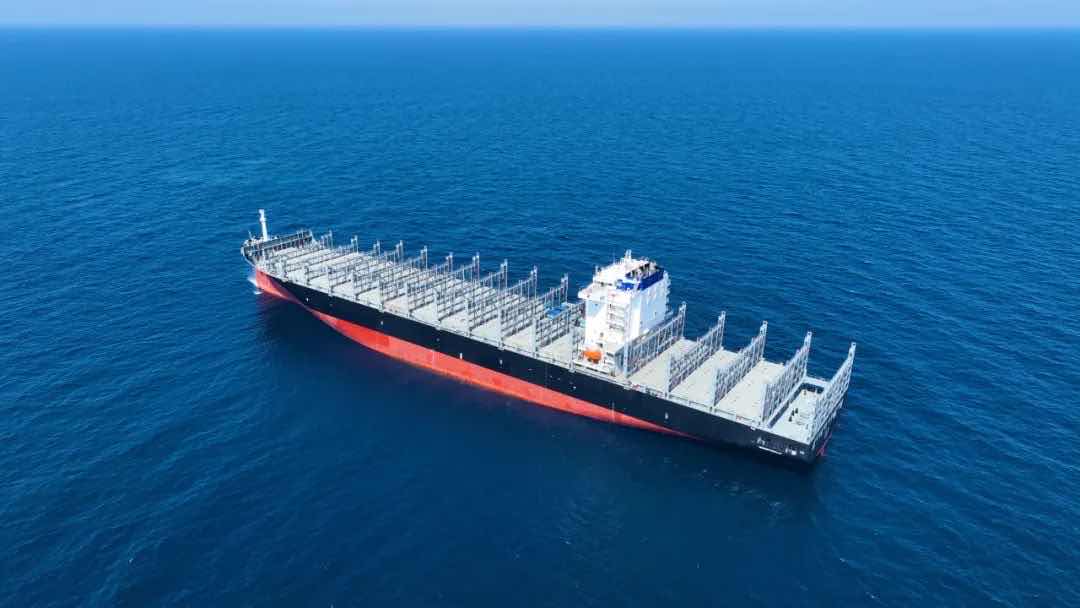 外高桥边检站助力新一代中型集装箱船交付运营，今日迎来首航_浦江头条_澎湃新闻-The Paper