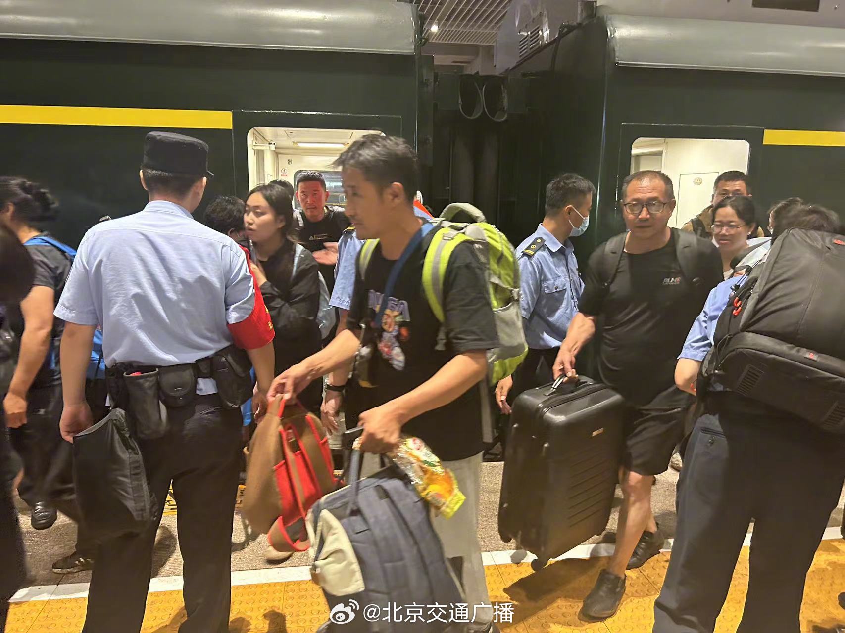 滞留2天2夜的K396乘客陆续脱困：这一刻，泪眼婆娑_快看_澎湃新闻-The Paper