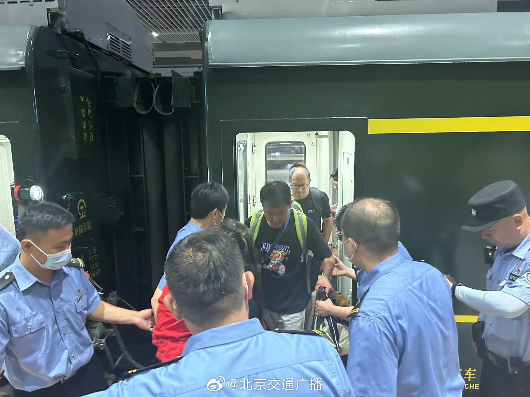 滞留2天2夜的K396乘客陆续脱困：这一刻，泪眼婆娑_快看_澎湃新闻-The Paper