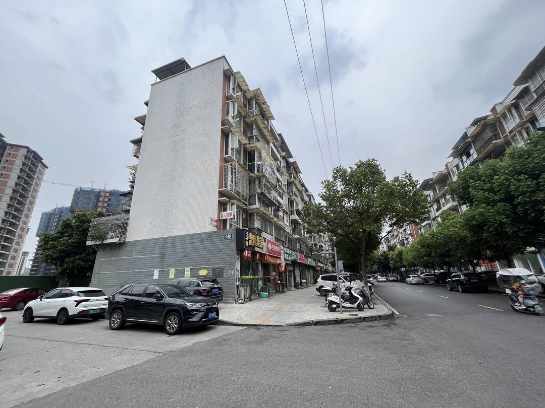 四川乐山居民投诉附近施工震裂房屋，施工方：鉴定与施工无关