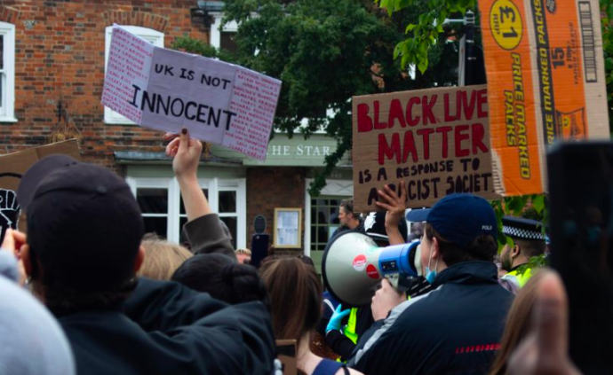 滚回非洲”，英国民众抗议种族歧视反遭辱骂关键帧澎湃新闻 The Paper