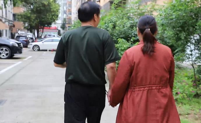 大爷带视弱妻子上班:她是我的全部七环视频澎湃新闻 The Paper