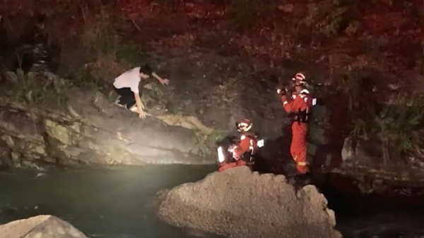 水位突涨一人被困河道,夜间视线差不敢涉水求助消防 七环视频 澎湃新闻 The Paper