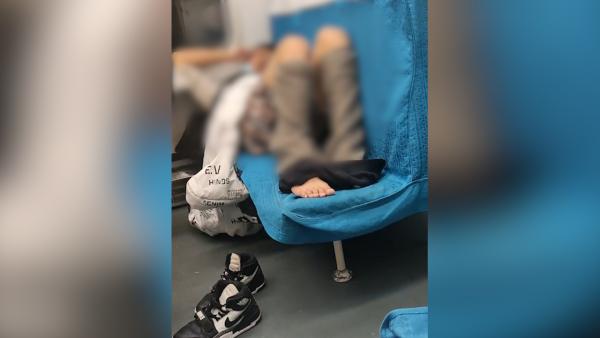 小伙裤子脱一半躺在火车座椅上，目击者：旁边还有女士很不雅七环视频澎湃新闻 The Paper