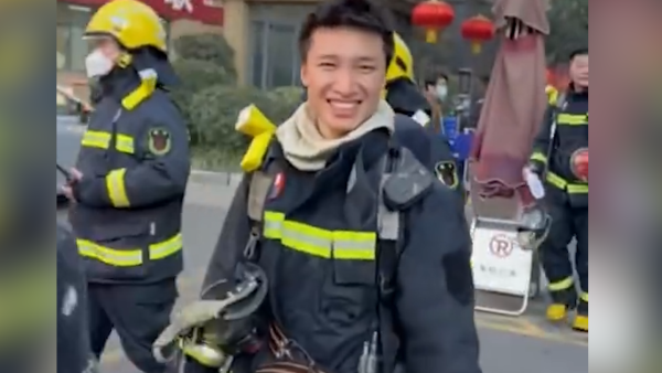 被灭火消防员此刻的笑容治愈了 所有人 澎湃新闻 The Paper